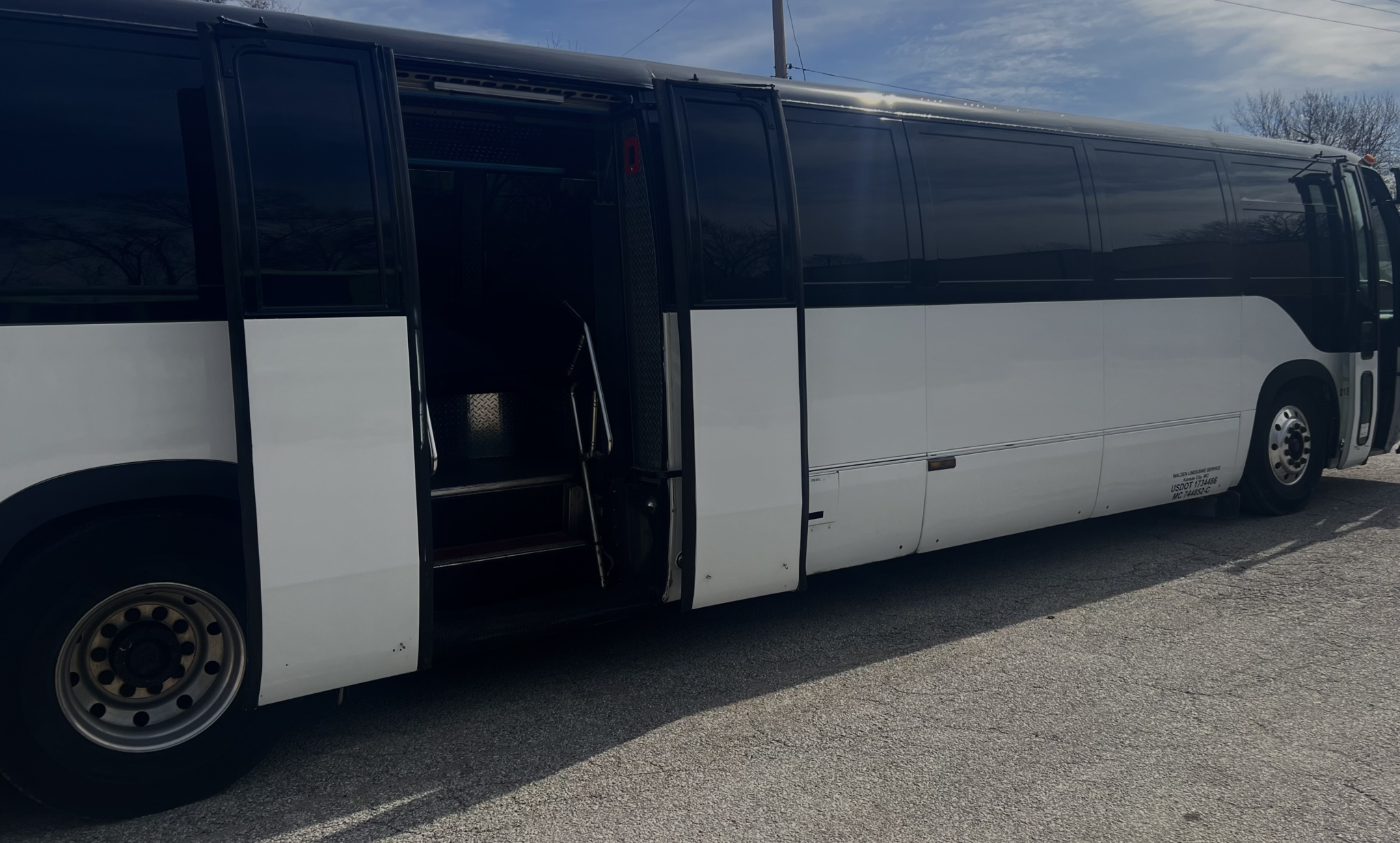 Diamond Limo Bus | KC Night Train